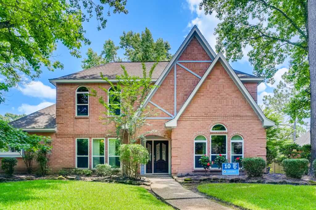 How to Choose the Best Roof Color for a Red Brick Home